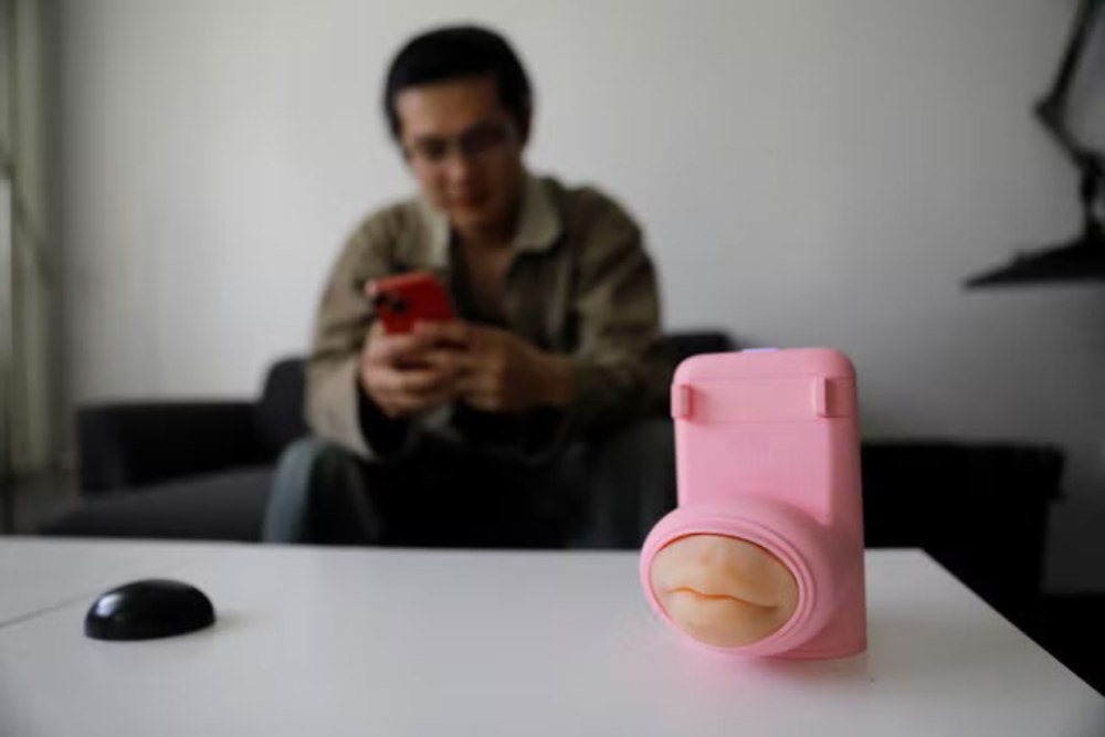 Perusahaan Ini Ciptakan Alat Ciuman Jarak Jauh Cocok Bagi Pasangan LDR 