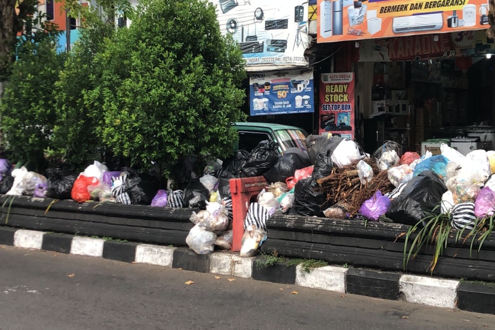 Tumpukan Sampah Berderet di Trotoar, Pedagang Sekitar Pasar Demangan Mengeluh - Harianjogja.com